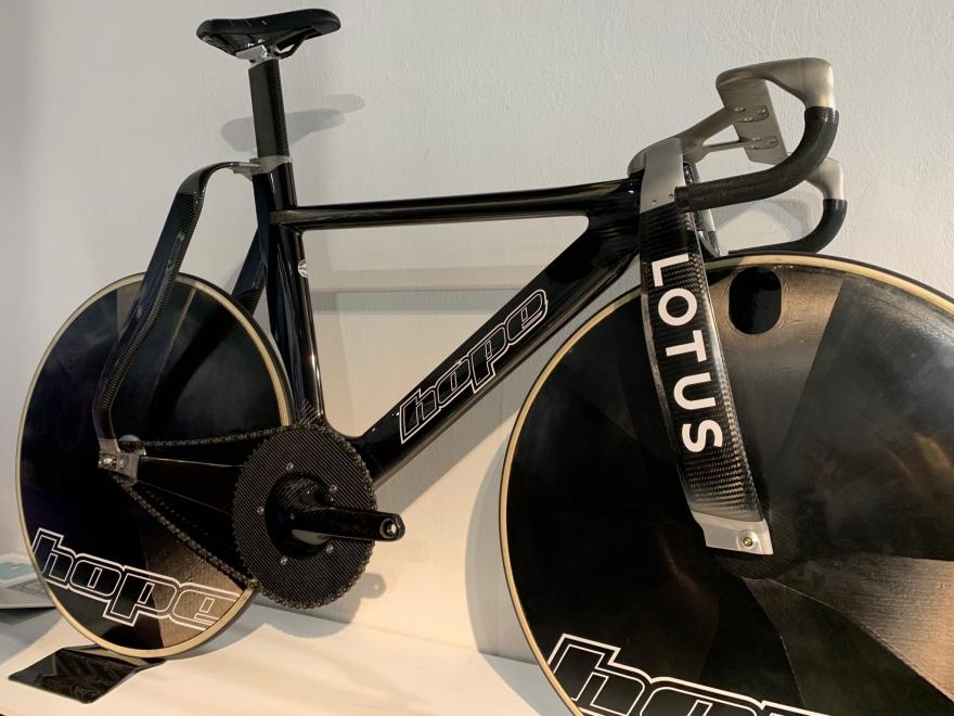 ロータスとホープが東京オリンピックで走る革新的なHB.Tトラックバイクを発表 未来のバイクの形となるか? | ロードバイクはやめられない