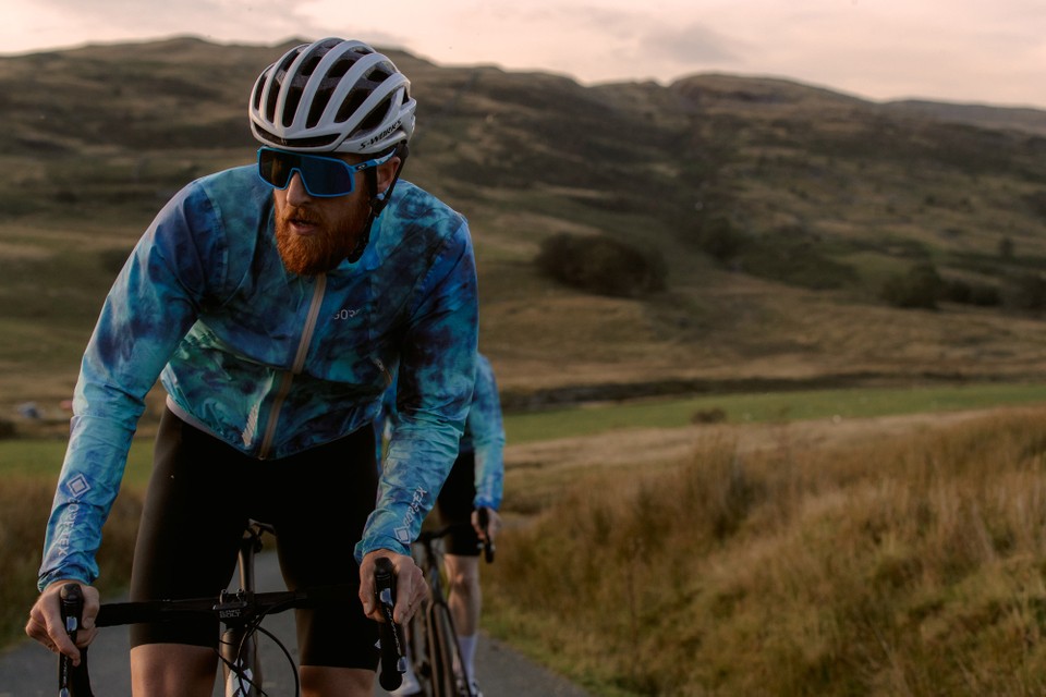 Gore-TexがROMANCEとコラボして200着限定フルカラーGORE x RMNC GTX SDジャケット販売 | ロードバイクはやめられない