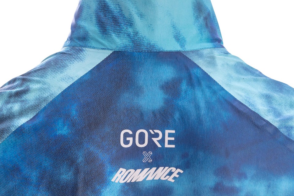 Gore-TexがROMANCEとコラボして200着限定フルカラーGORE x RMNC GTX SDジャケット販売 | ロードバイクはやめられない