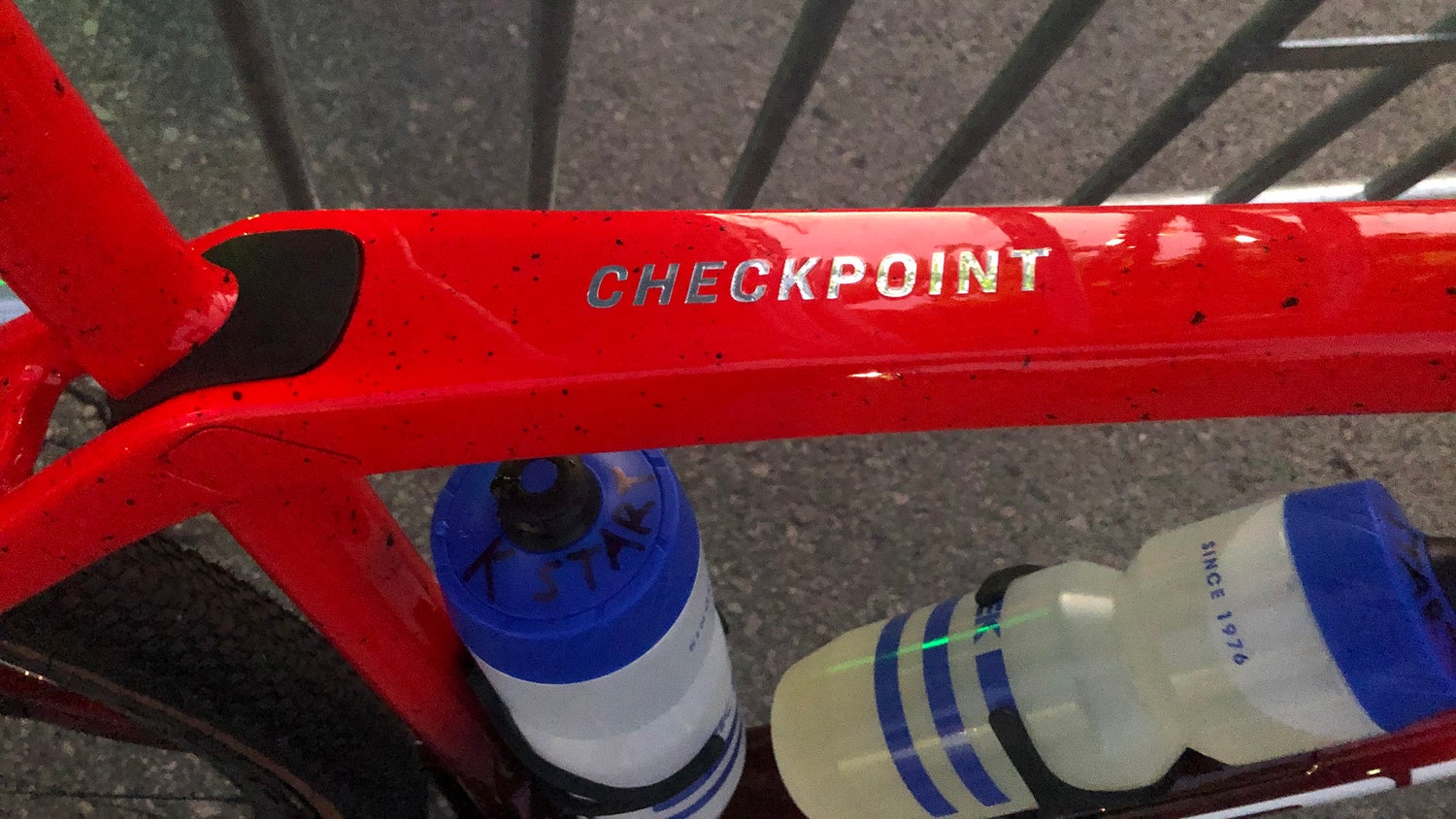 Unbound Gravel 200でTrek-Segafredoのクイン・シモンズが新しいTREK CheckPointに乗っている ...