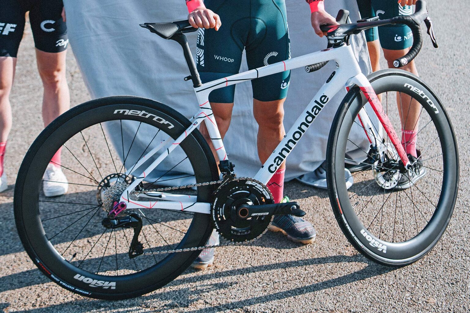 EF Education-Easy Postと女子チームEF Education-TIBCO-SVBが2022年シーズンのチームユニフォームを ...