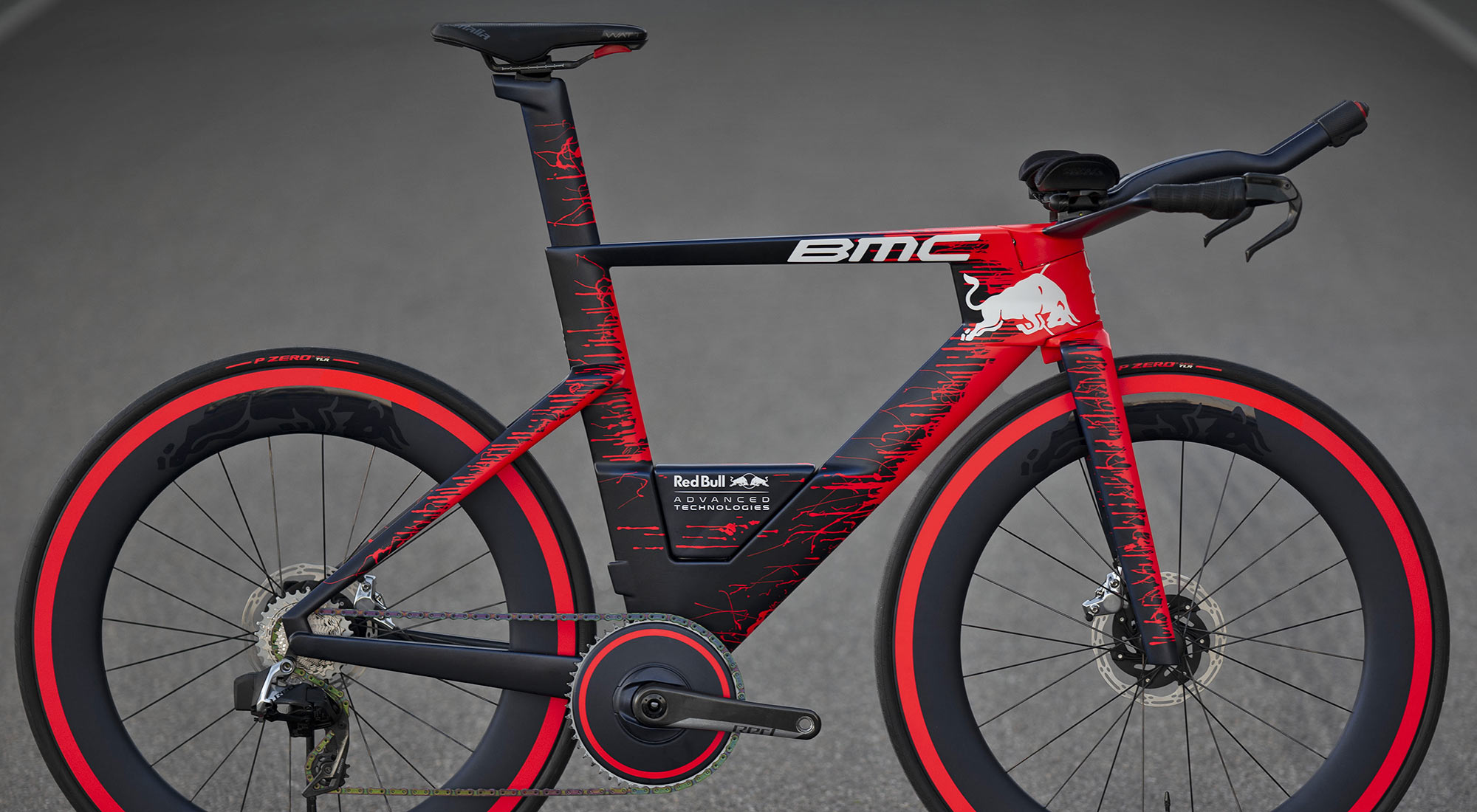 BMCは、レッドブルのF1チームと提携して世界最速のレーシングバイクを開発 | ロードバイクはやめられない