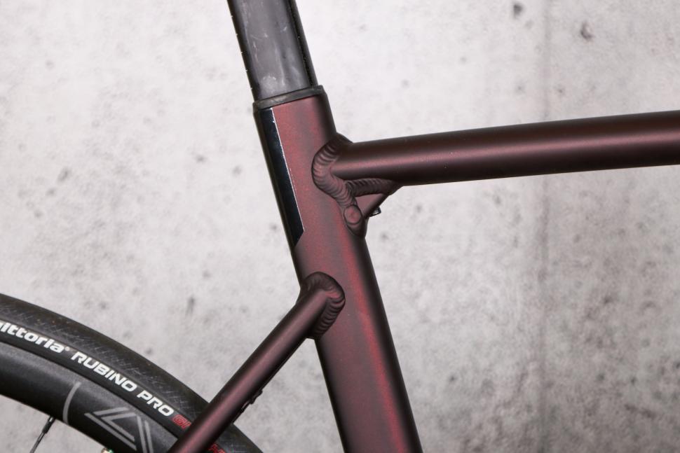 VAAST Bikesから、エアロを意識したマグネシウムフレーム採用のVaast R/1 700C Ultegra登場 | ロードバイクはやめられない