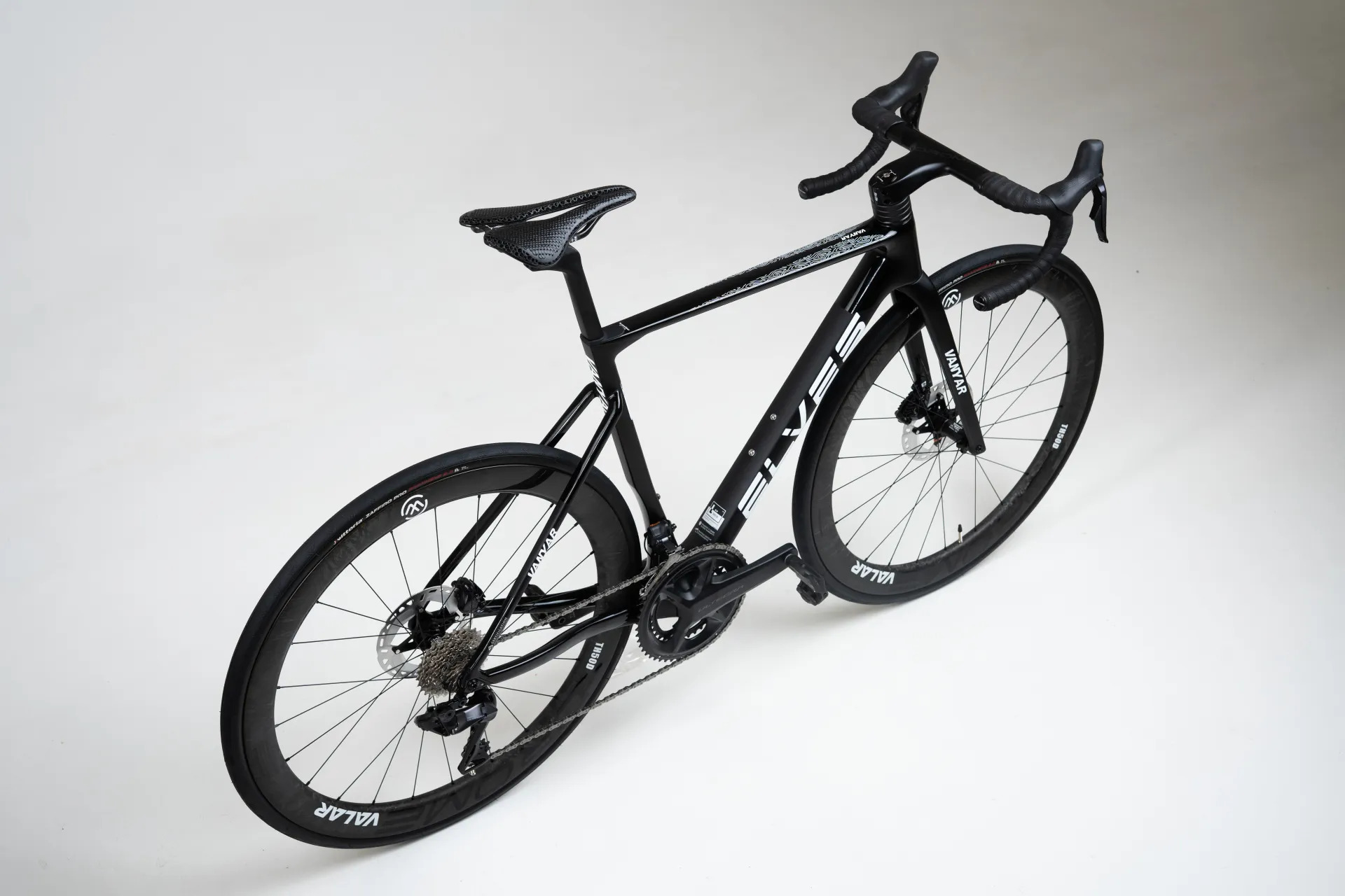 Elves BikesからUCI 承認の、かなり見栄えの良いVanyar Pro Disc 2024をリリース | ロードバイクはやめられない