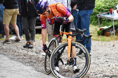 Tudor Pro Cycling Teamのアーヴィッド・デクレインが若者に殴られ鼻の骨折 | ロードバイクはやめられない